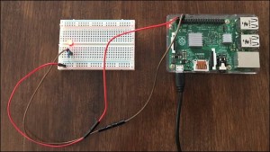 Raspberry Pi: LED an den Raspberry anschließen und leuchten / blinken ...
